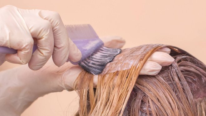 Haarfarbe Dunkelblond: Tipps zum Färben & Pflegen | L'Oréal Paris